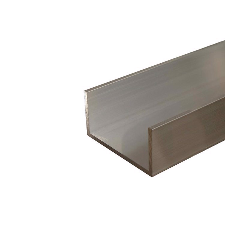 U-Stahl aus verschiedenen Metalltypen nach Maß zugeschnitten.